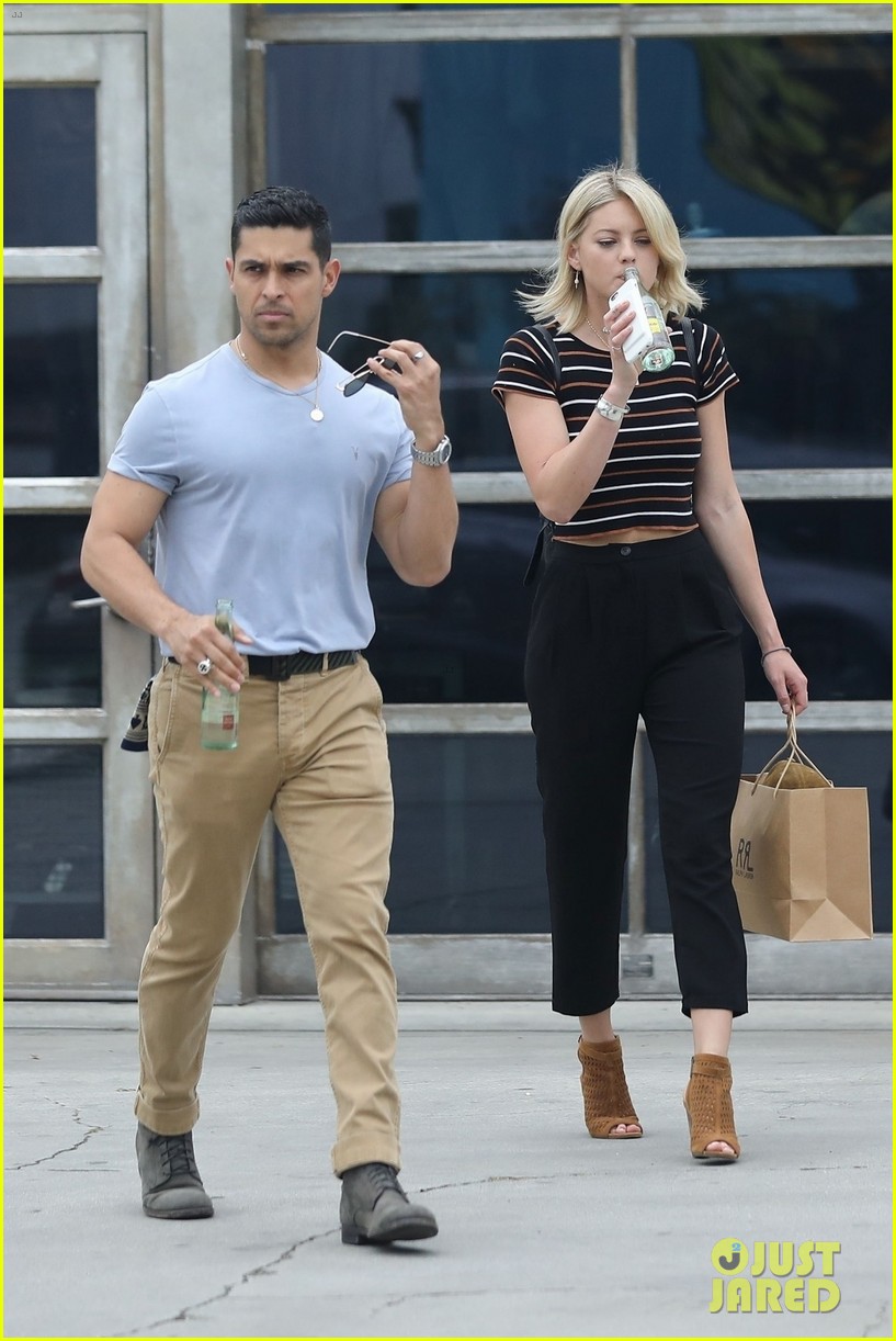 Wilmer Valderrama Spotted Shopping with Model Amanda Pacheco: Photo ...