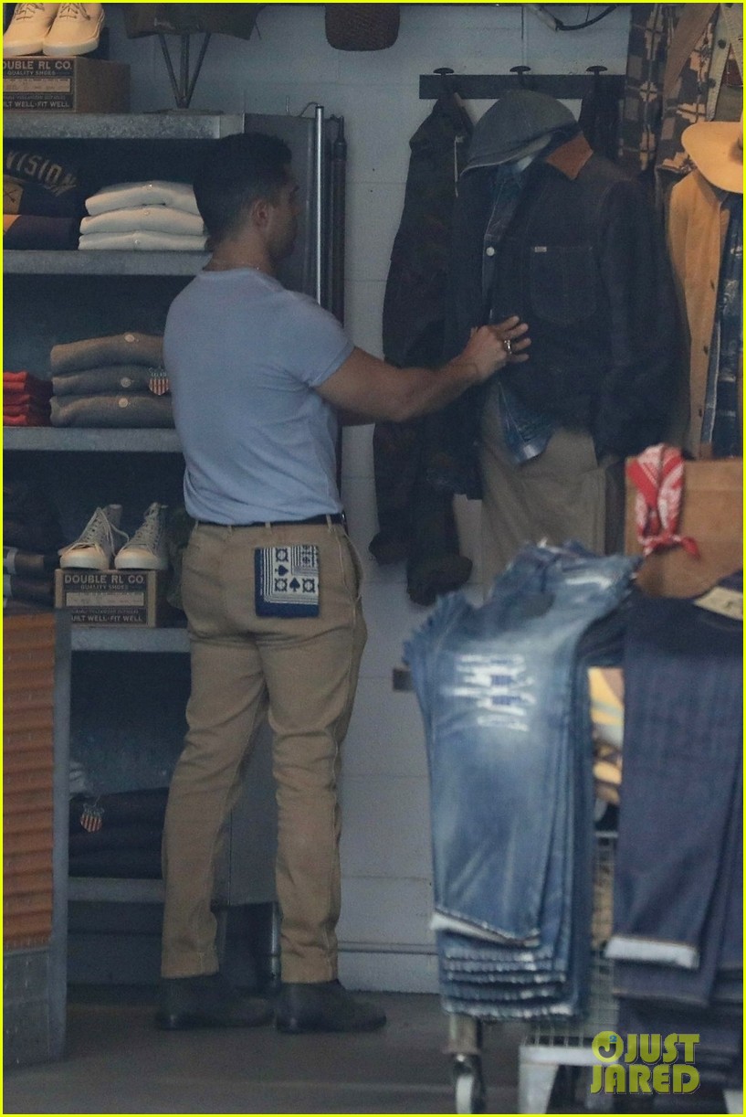 Wilmer Valderrama Spotted Shopping with Model Amanda Pacheco: Photo ...