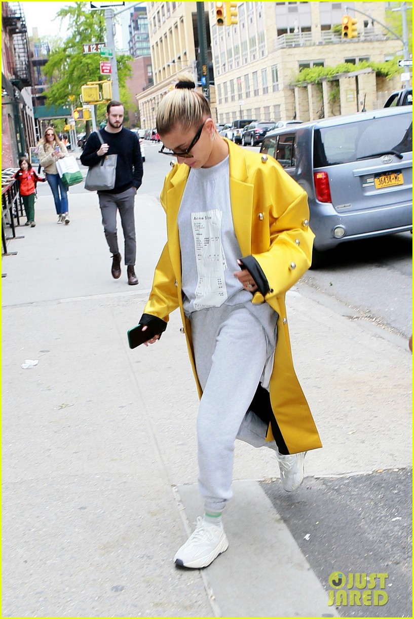 Hailey Bieber Kisses Justin Goodbye Before Heading Separate Ways: Photo ...