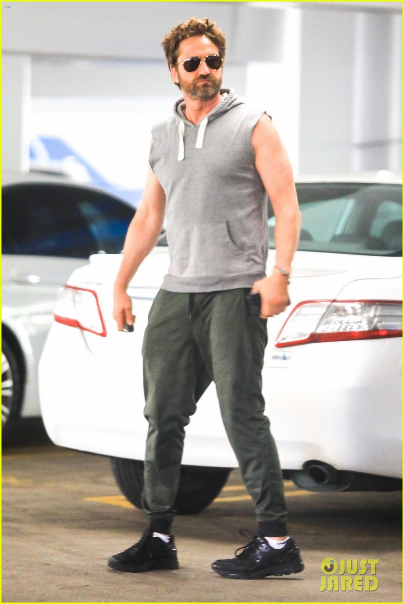 Gerard Butler Bares His Biceps During Afternoon Outing: Photo 4297003 ...