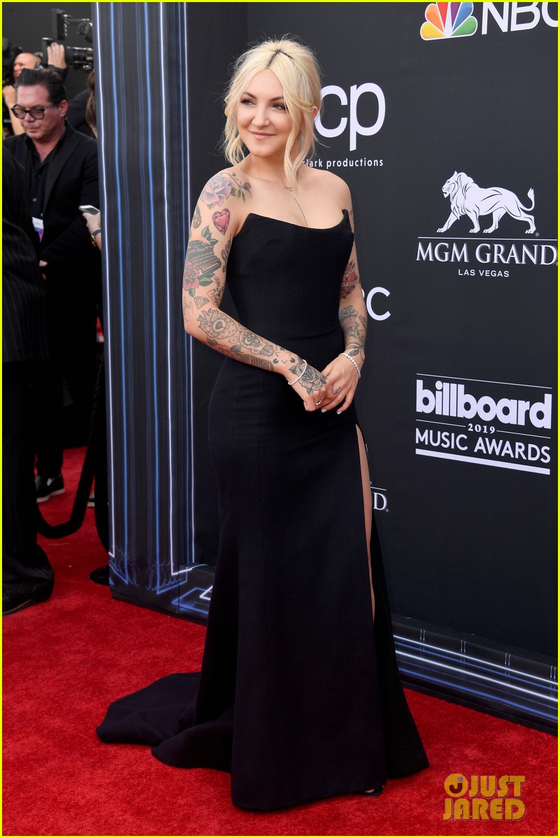 Lauren Daigle & Julia Michaels Rock the Billboard Music Awards 2019 Red ...