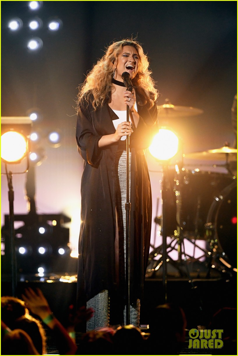 Dan + Shay Perform 'Speechless' With Tori Kelly at Billboard Music Awards 2019 - Watch the Video ...