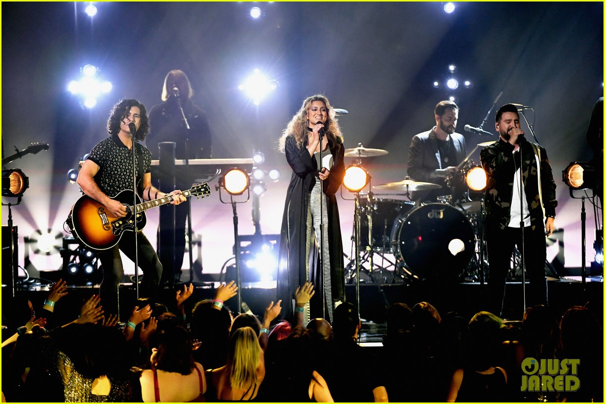 Dan + Shay Perform 'Speechless' With Tori Kelly at Billboard Music Awards 2019 - Watch the Video ...