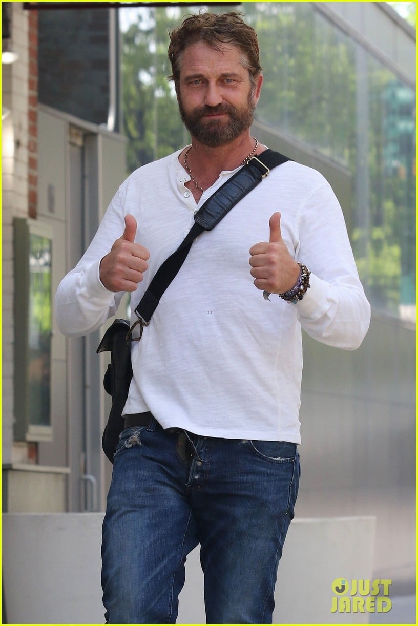 Gerard Butler Gives Two Thumbs Up in New York City: Photo 4284698 ...