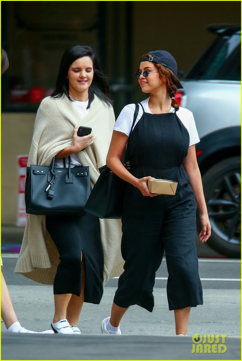 Selena Gomez Meets Up with Friends for Lunch!: Photo 4299007 | Selena ...