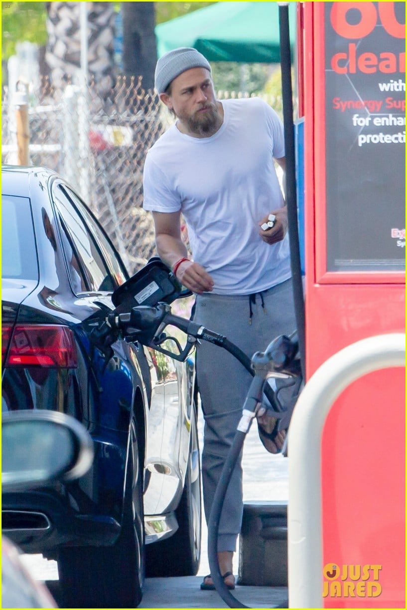 Charlie Hunnam Spends His Sunday Running Errands: Photo 4289869 ...