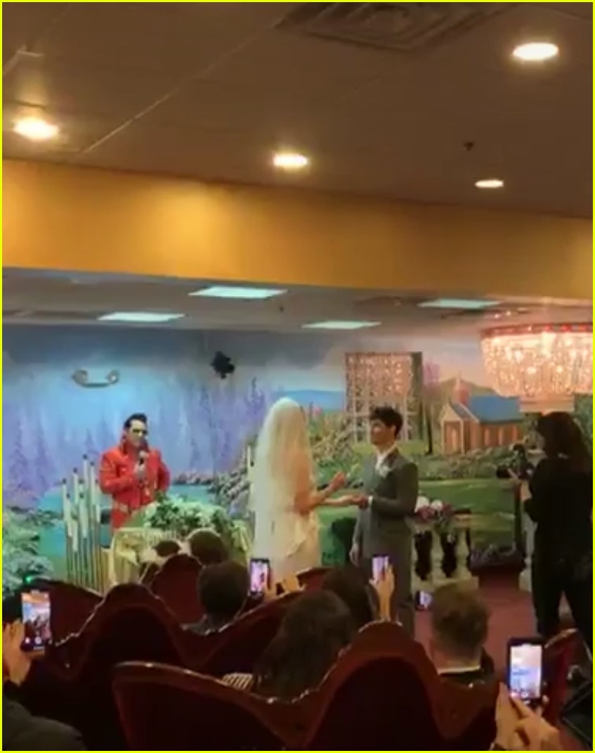 Joe Jonas & Sophie Turner Get Married in Las Vegas Wedding!: Photo 4281414 | Joe Jonas, Wedding ...