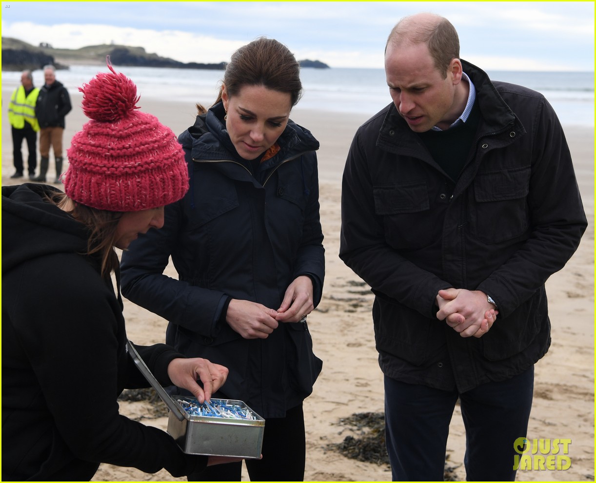 Photo: kate middleton prince william beach wales 02 | Photo 4287852 ...