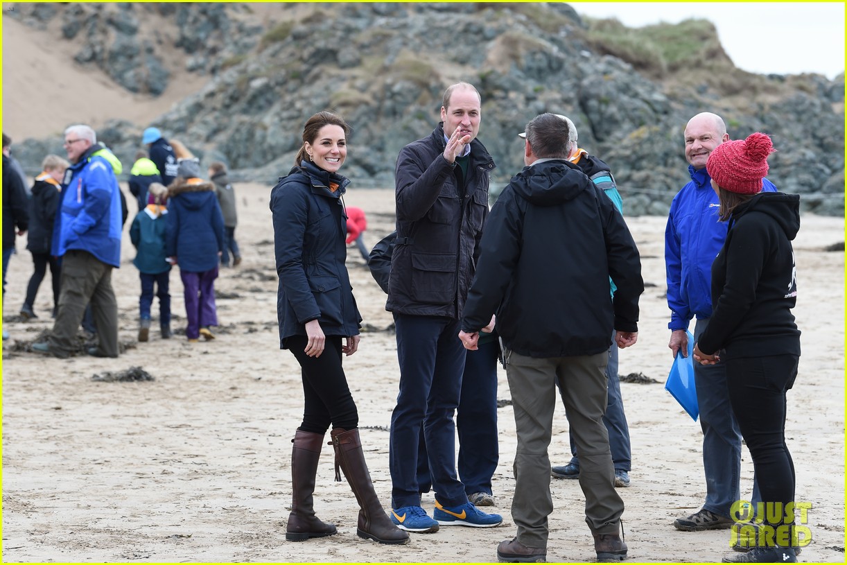 Kate Middleton & Prince William Journey to the Beach in Wales!: Photo ...