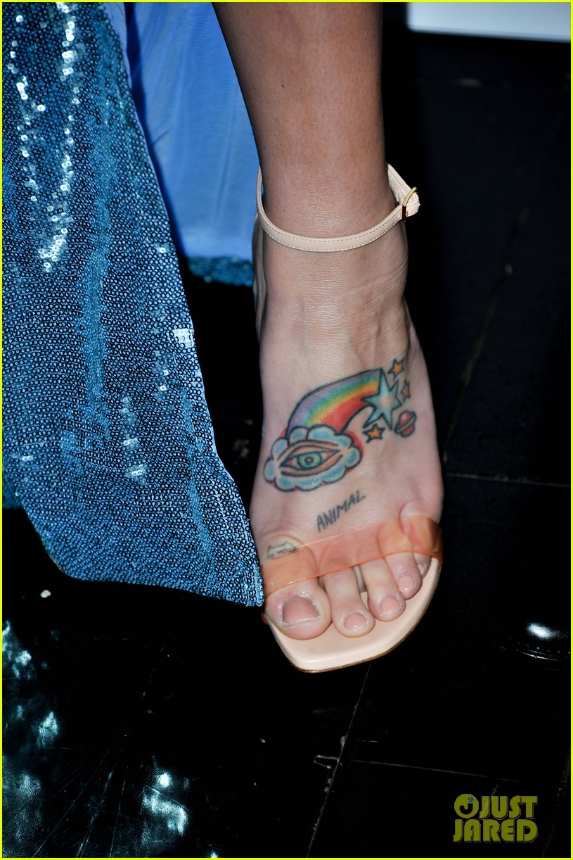 Kesha Makes a Statement in a Bold Mask at Concert for Recovery! : Photo ...