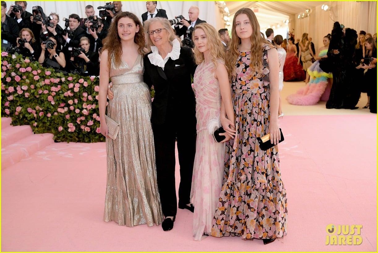 Photographer Annie Leibovitz Brings Daughters to Met Gala 2019 ...