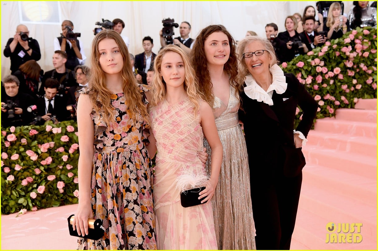 Photographer Annie Leibovitz Brings Daughters to Met Gala 2019 ...