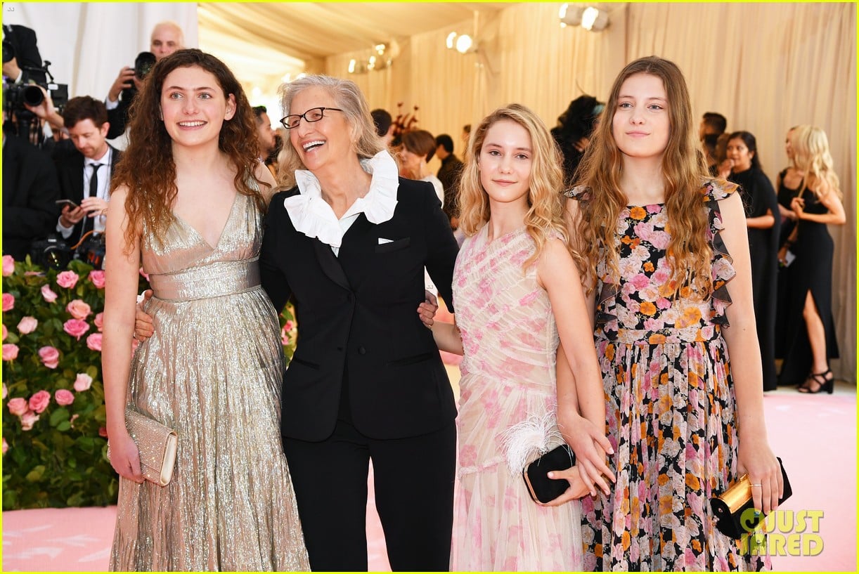Photographer Annie Leibovitz Brings Daughters to Met Gala 2019 ...