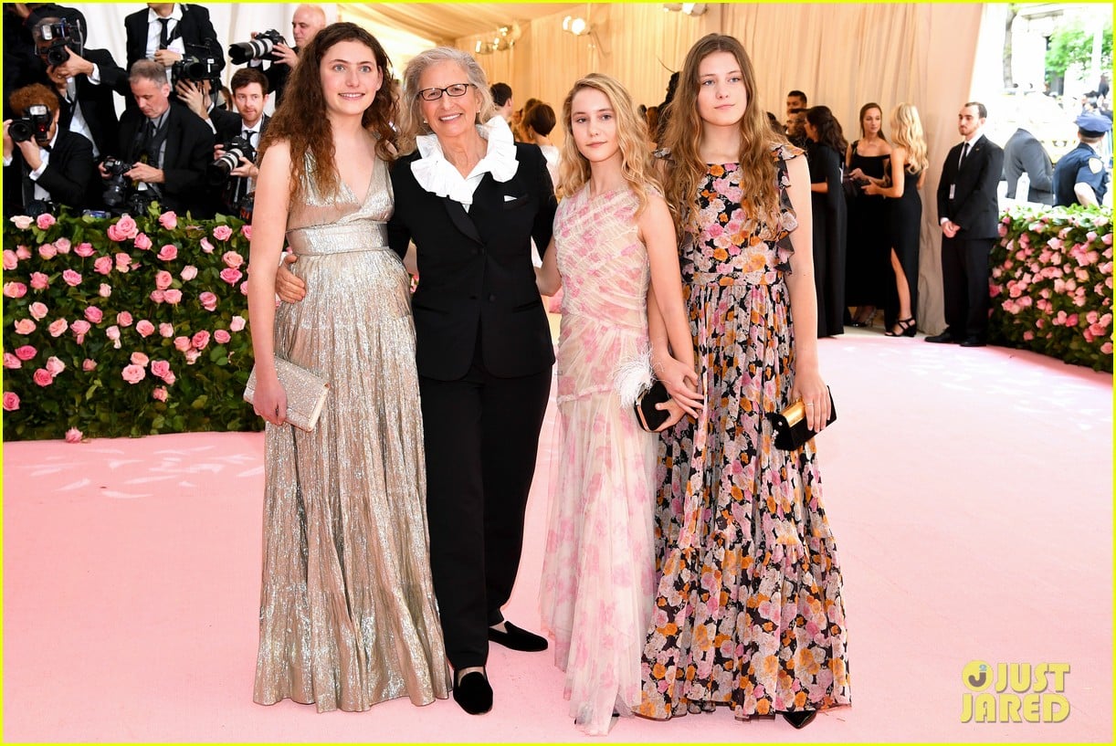 Photographer Annie Leibovitz Brings Daughters to Met Gala 2019 ...