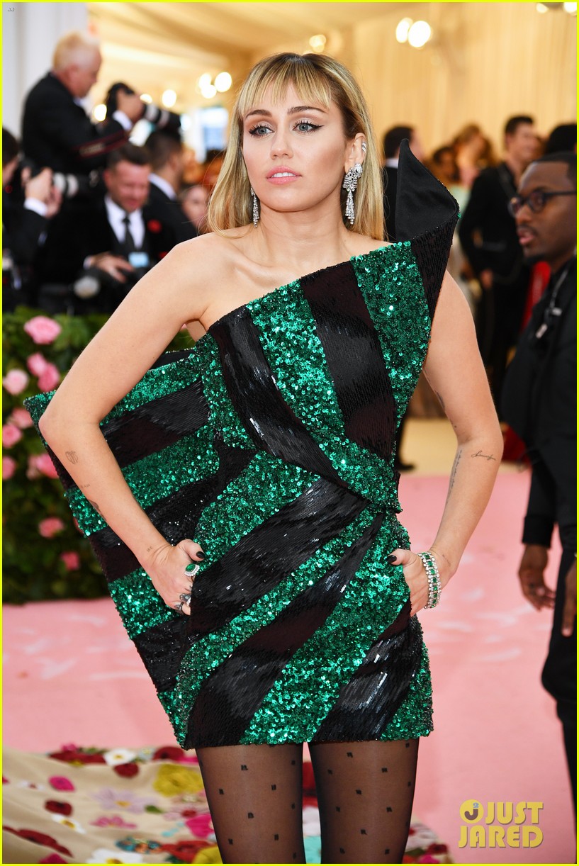 Miley Cyrus & Liam Hemsworth Look Picture Perfect at Met Gala 2019 ...