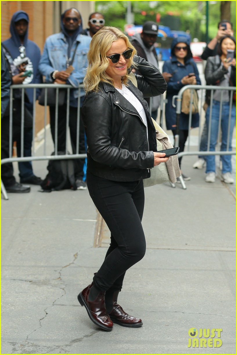 Amy Poehler Steps Out in a Leather Jacket in NYC! : Photo 4289383 | Amy ...