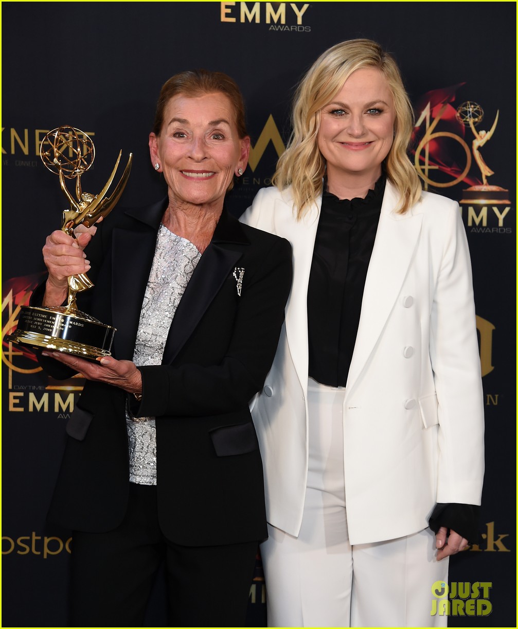 Amy Poehler Presents Judge Judy With Her Daytime Emmys Lifetime ...
