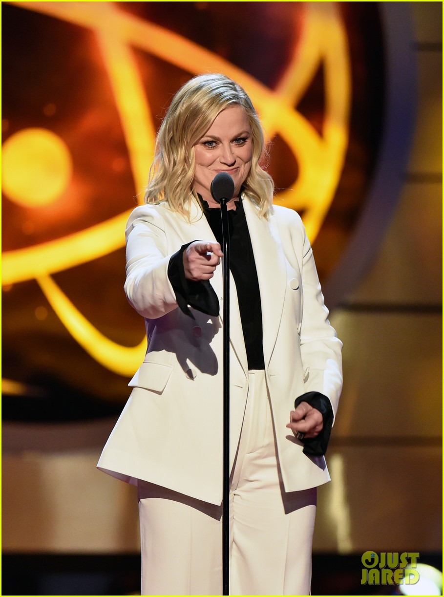 Amy Poehler Presents Judge Judy With Her Daytime Emmys Lifetime ...