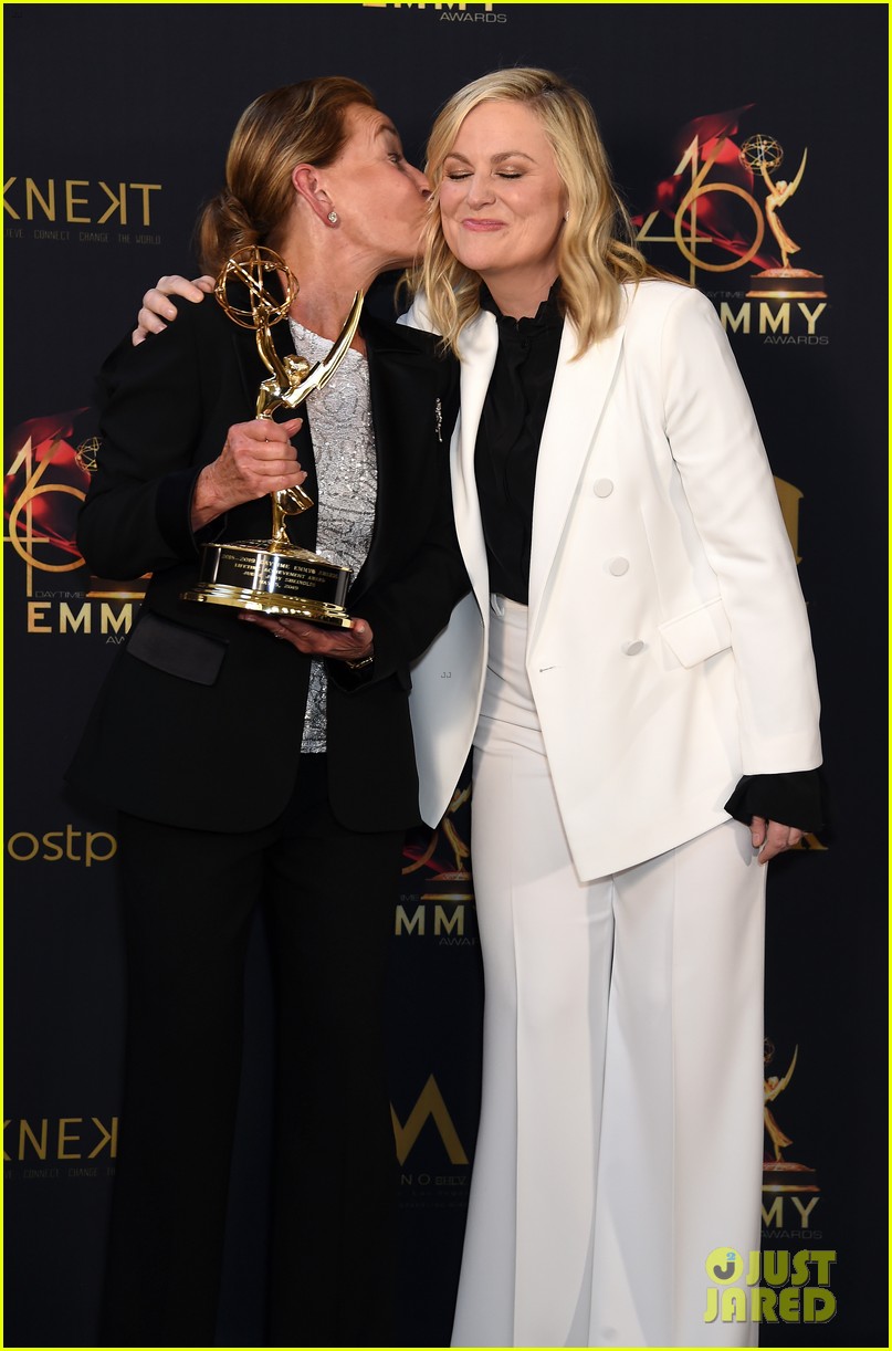 Amy Poehler Presents Judge Judy With Her Daytime Emmys Lifetime ...