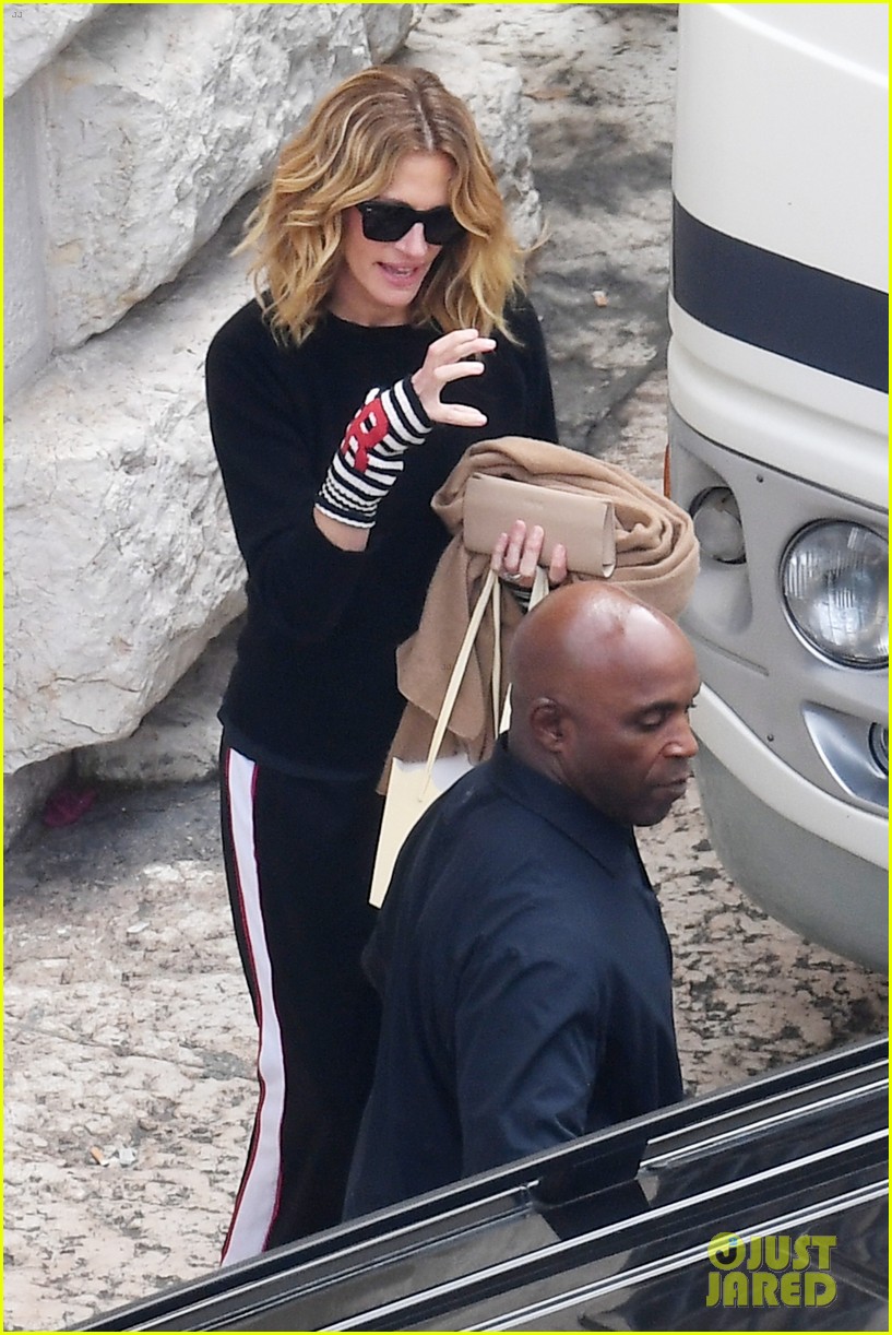 Julia Roberts Works the Camera During Modeling Gig: Photo 4300569 ...