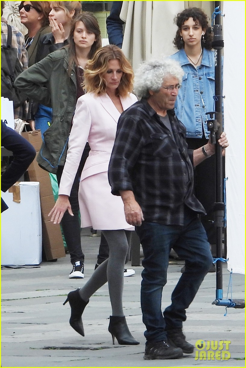 Julia Roberts Works the Camera During Modeling Gig: Photo 4300570 ...