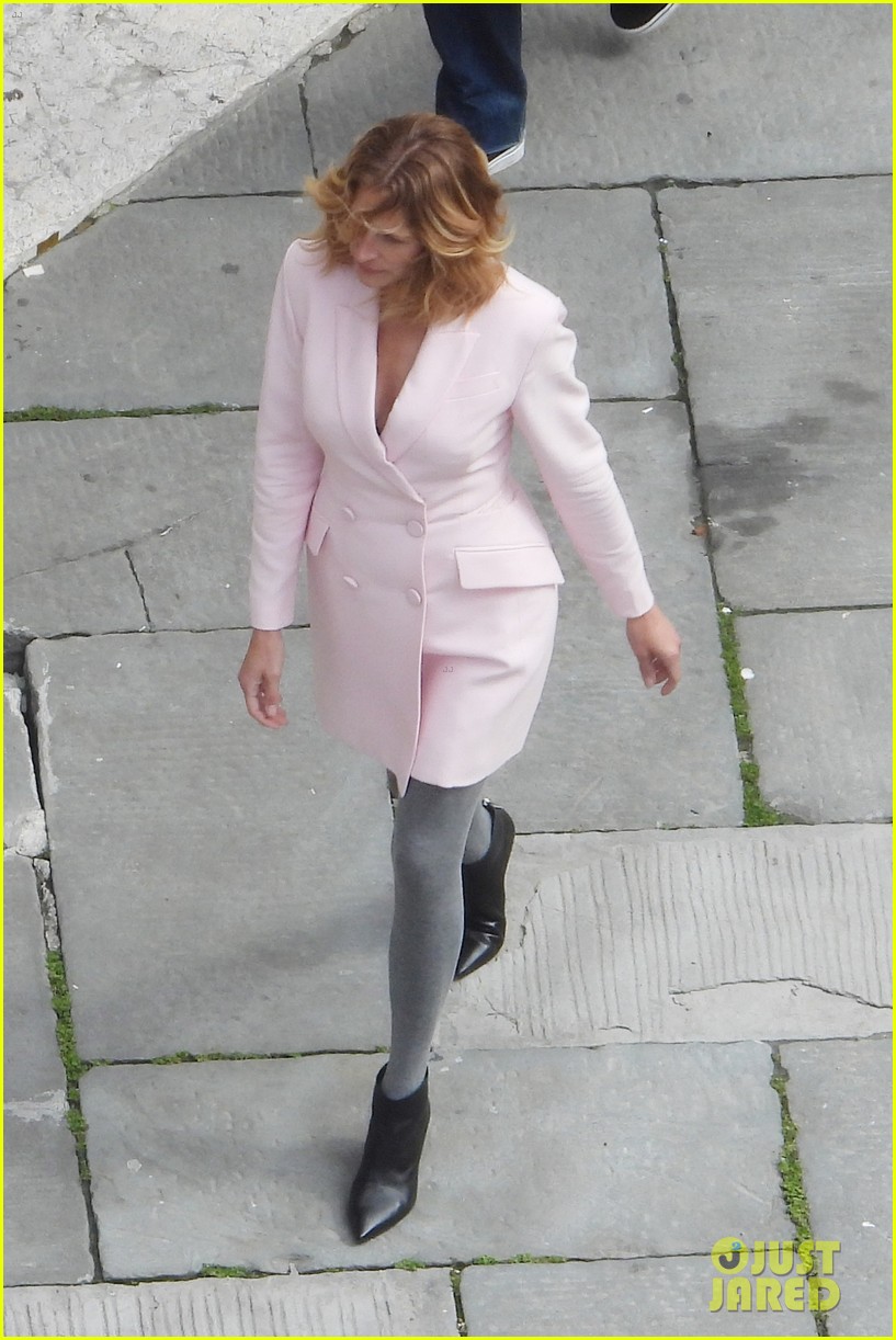 Julia Roberts Works the Camera During Modeling Gig: Photo 4300572 ...