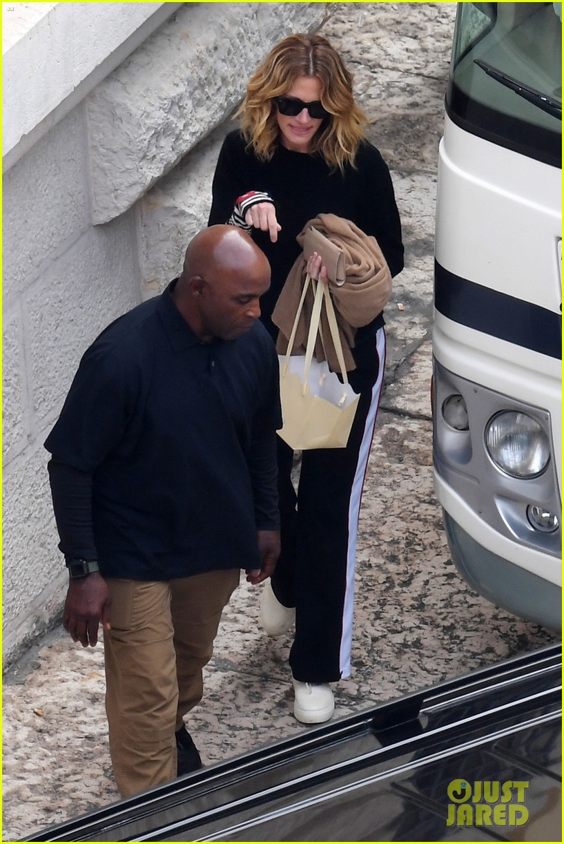 Julia Roberts Works the Camera During Modeling Gig: Photo 4300574 ...