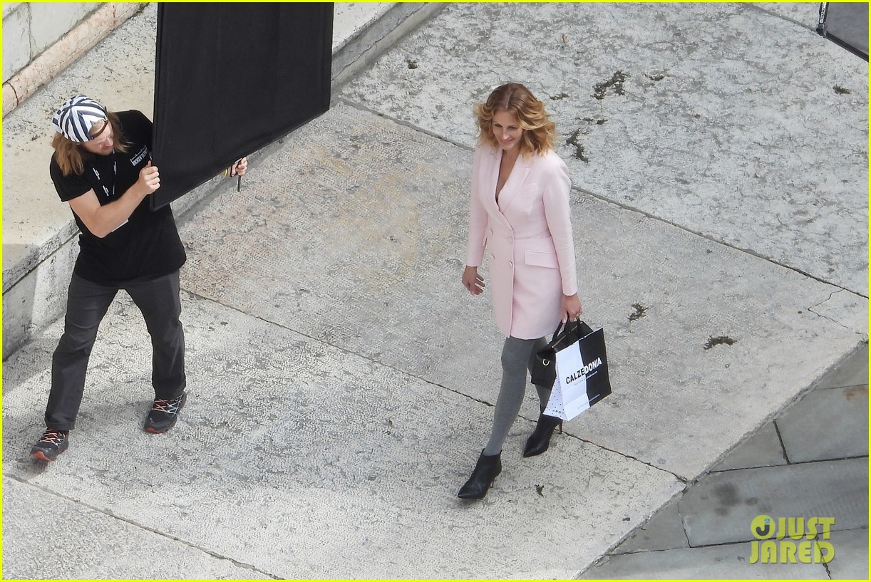 Julia Roberts Works the Camera During Modeling Gig: Photo 4300576 ...