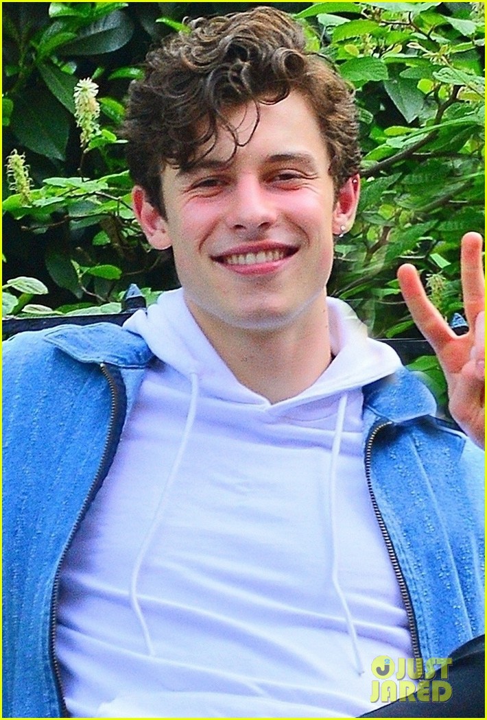 Shawn Mendes is All Smiles Hanging Out in NYC: Photo 4289699 | Photos ...