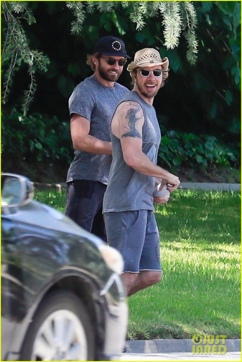 Dax Shepard Shows Off Arm Muscles During Griffith Park Hike: Photo ...