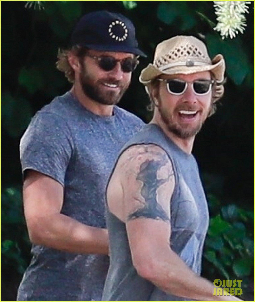 Dax Shepard Shows Off Arm Muscles During Griffith Park Hike: Photo ...