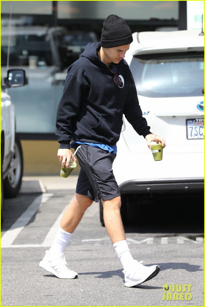 Harry Styles Spotted in Los Angeles Days Ahead of the Met Gala: Photo ...