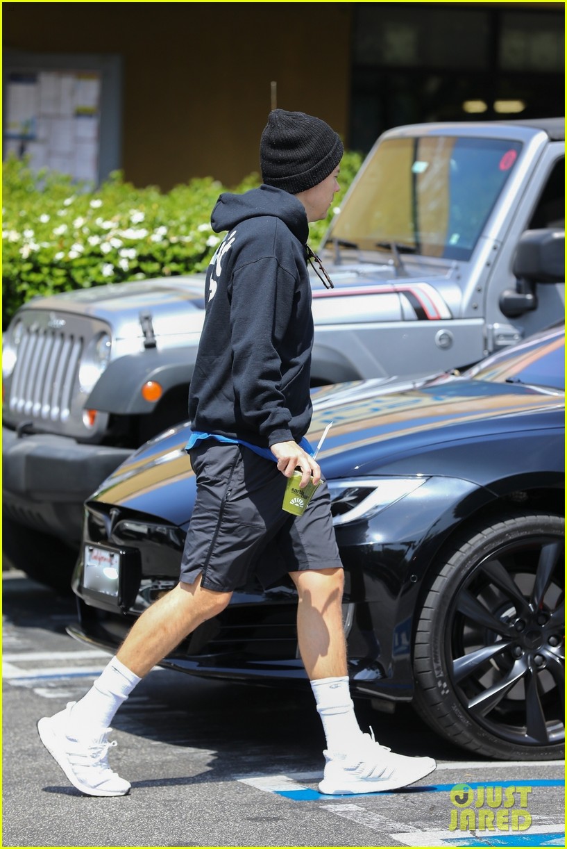 Harry Styles Spotted in Los Angeles Days Ahead of the Met Gala: Photo ...