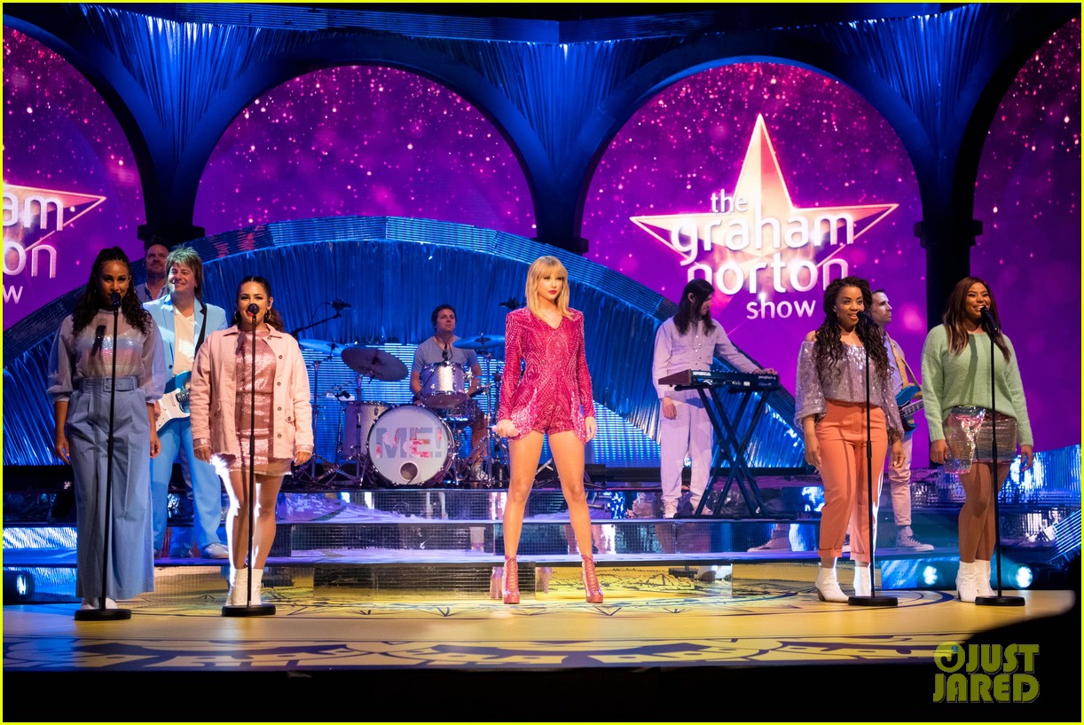 Taylor Swift Performs New Song 'ME!' on 'Graham Norton Show'!: Photo ...