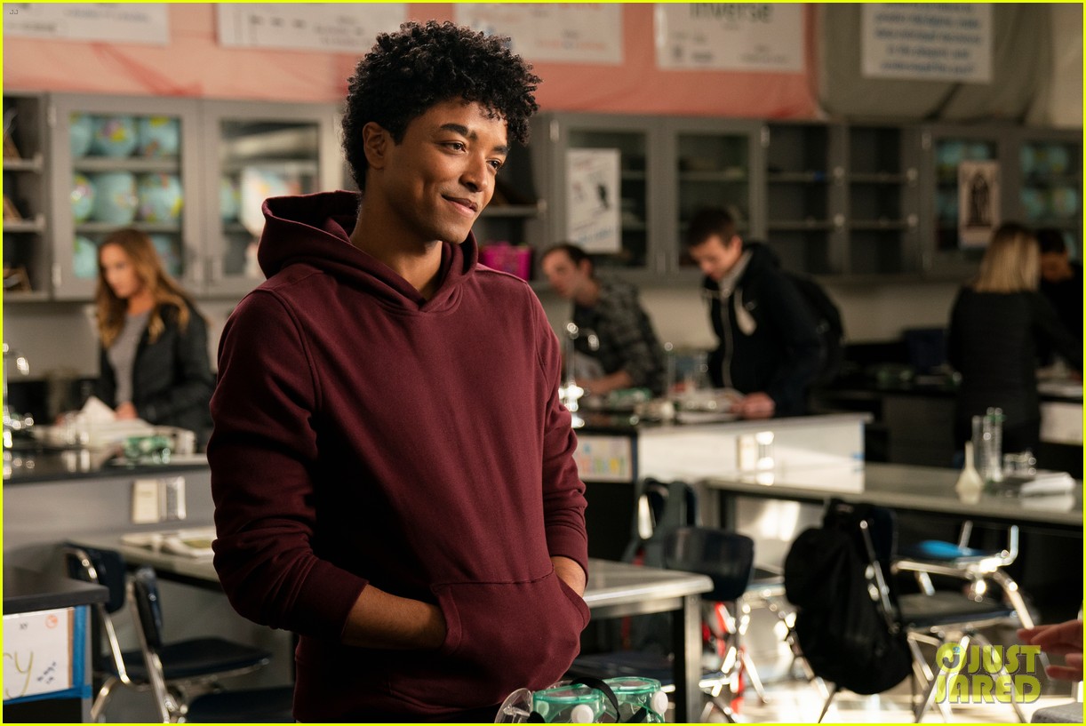 Netflix Drops Trailer For New YA Shoplifting Drama, 'Trinkets' - Watch ...