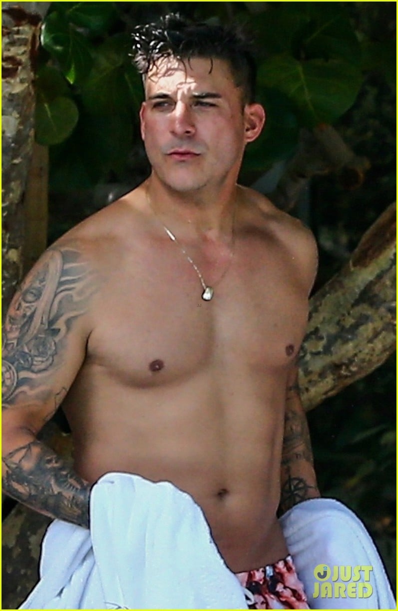 Jax Taylor Goes Shirtless During Joint Bachelor/Bachelorette Trip with ...