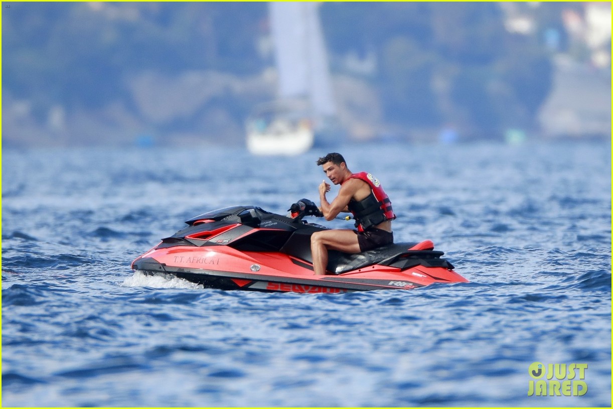 Cristiano Ronaldo Shows Off His Ripped Shirtless Body on a Family ...