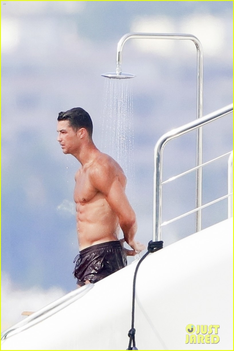 Cristiano Ronaldo Shows Off His Ripped Shirtless Body on a Family ...