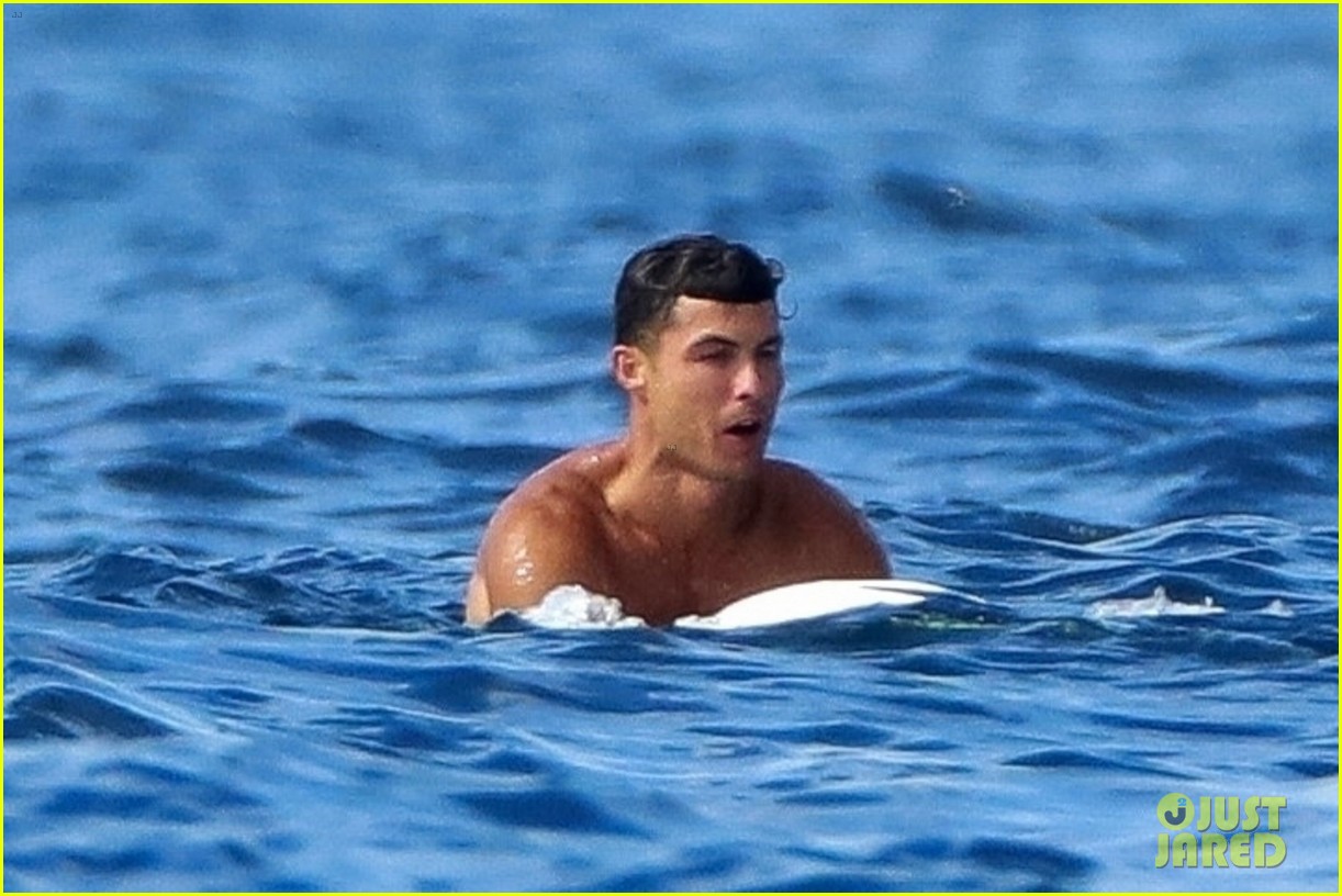 Cristiano Ronaldo Shows Off His Ripped Shirtless Body on a Family ...