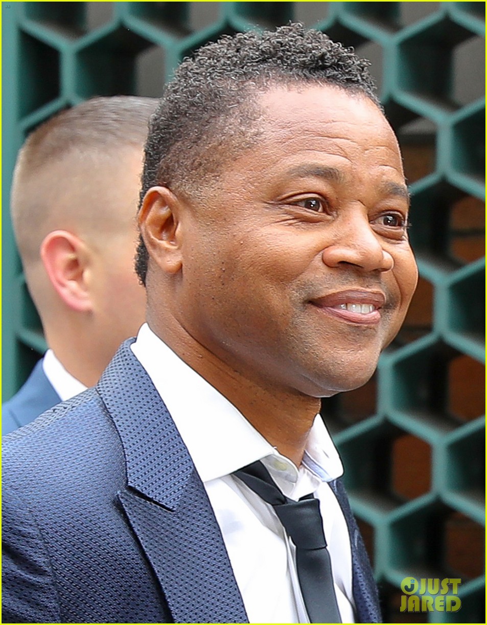 Cuba Gooding Jr. Leaves Precinct in Handcuffs After Turning Himself In ...