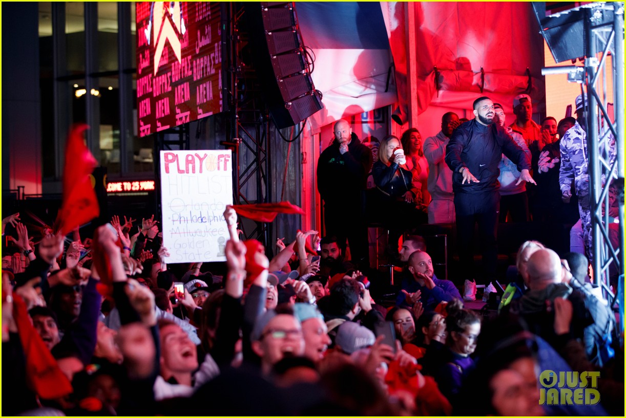 See Photos of Drake Watching the Toronto Raptors Win the NBA Finals ...