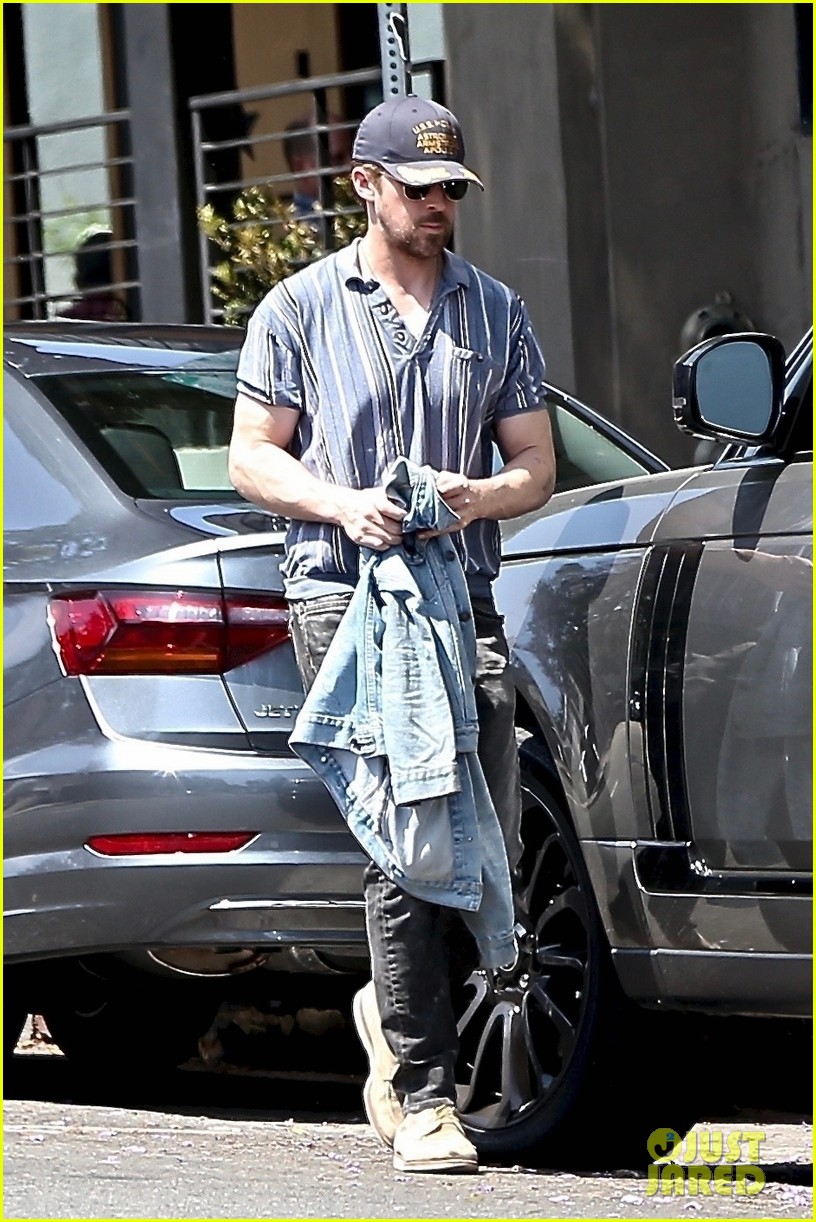 Ryan Gosling Bares His Biceps for Lunch at Little Dom's: Photo 4314640 ...