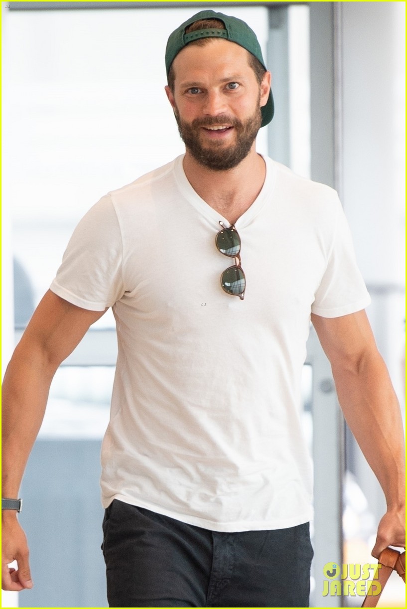 Jamie Dornan Is All Smiles While Jetting Out of New York City: Photo ...