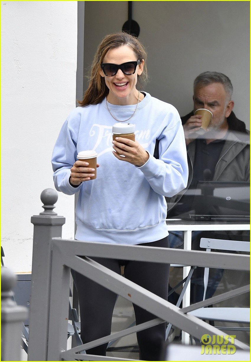Jennifer Garner Grabs Coffee After Breaking a Sweat at the Gym: Photo ...