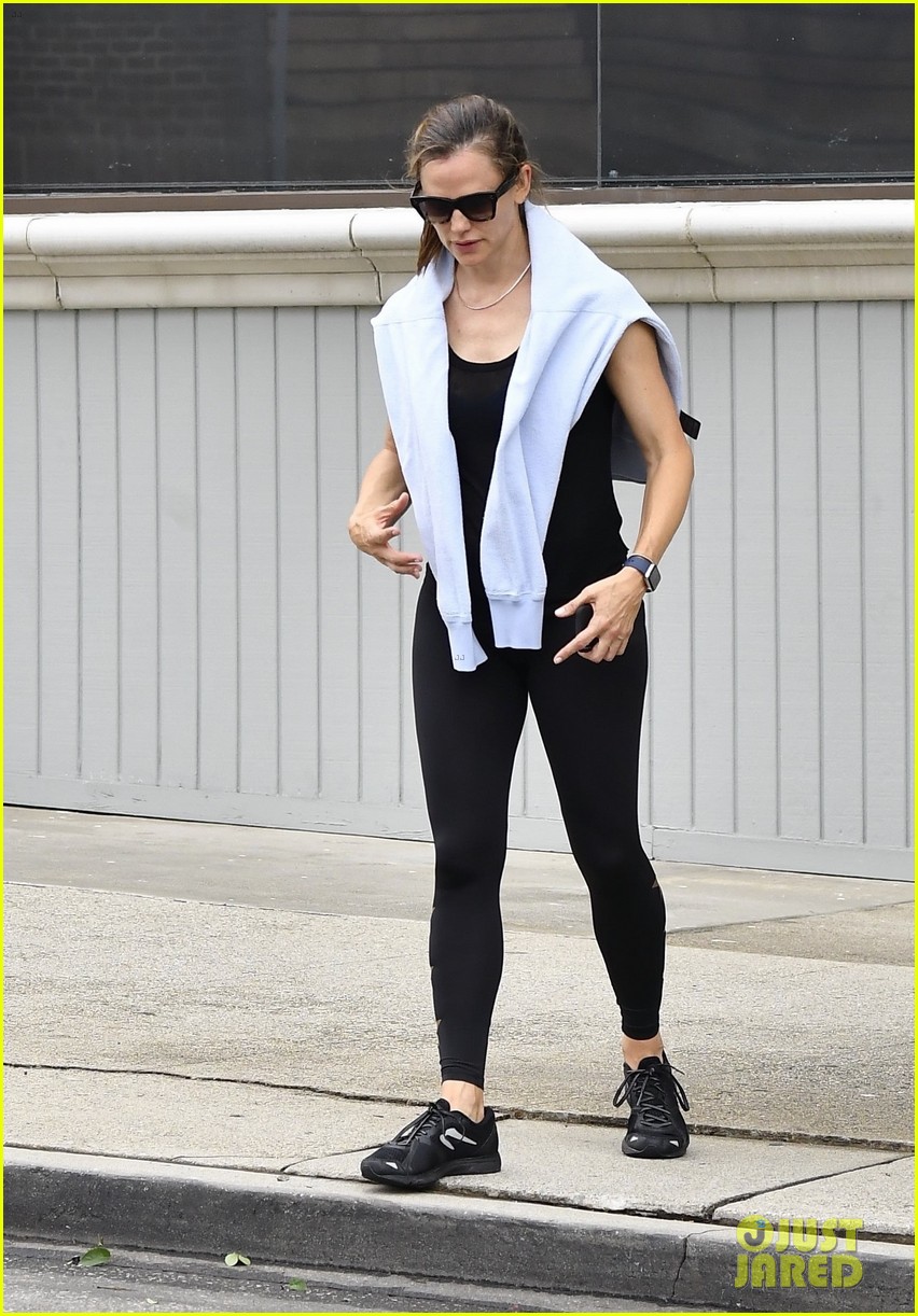 Jennifer Garner Grabs Coffee After Breaking a Sweat at the Gym: Photo ...