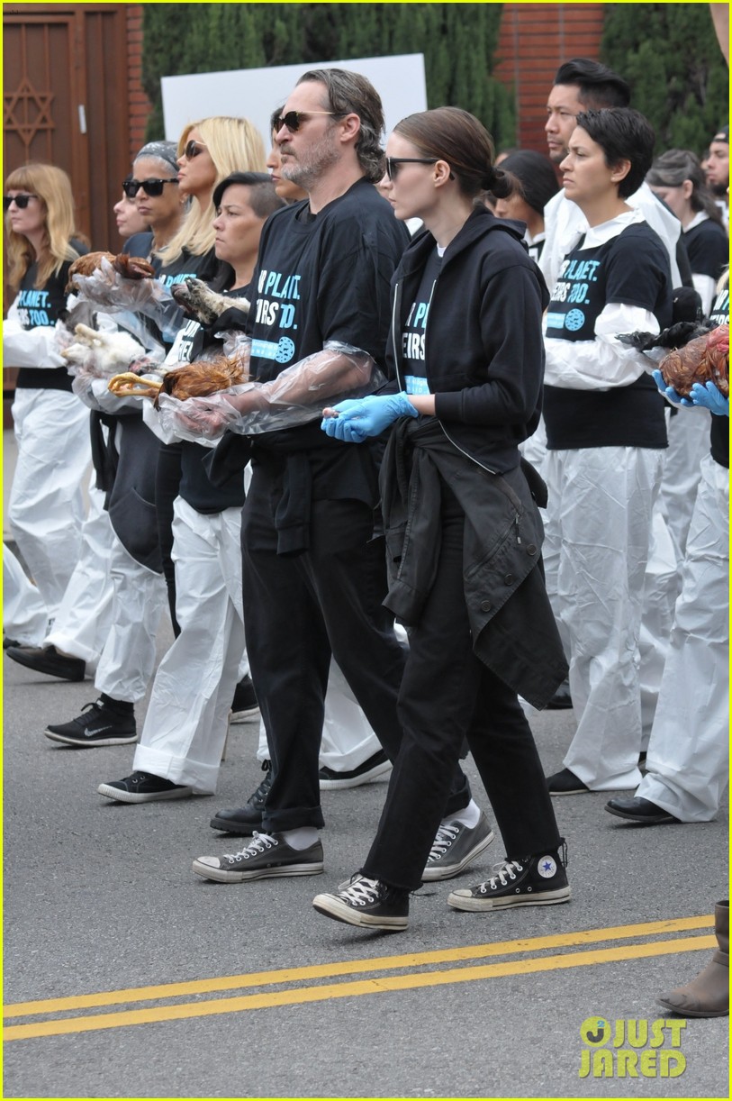 Joaquin Phoenix & Girlfriend Rooney Mara Carry Dead Animals at National ...