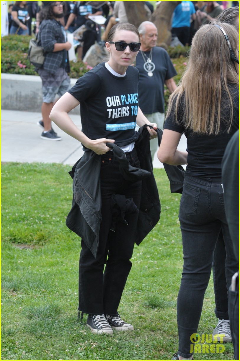 Joaquin Phoenix & Girlfriend Rooney Mara Carry Dead Animals at National ...
