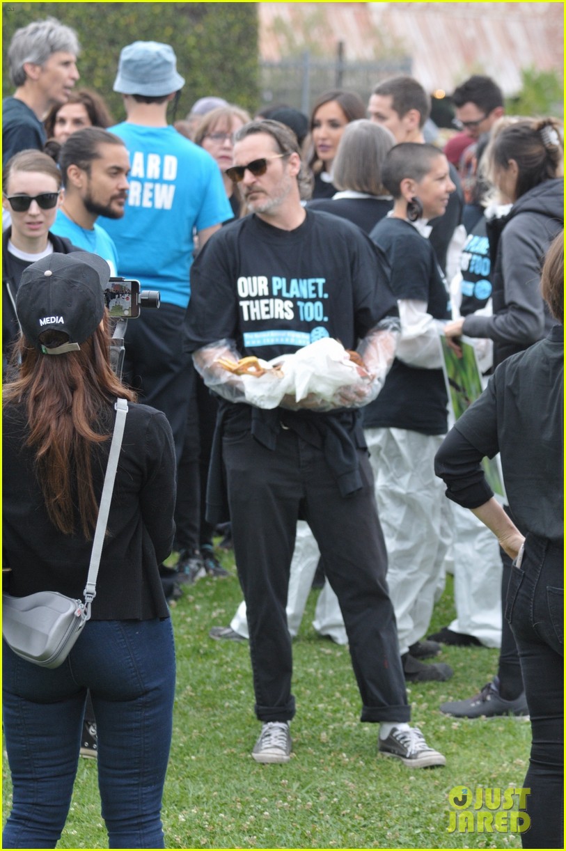Joaquin Phoenix & Girlfriend Rooney Mara Carry Dead Animals at National ...