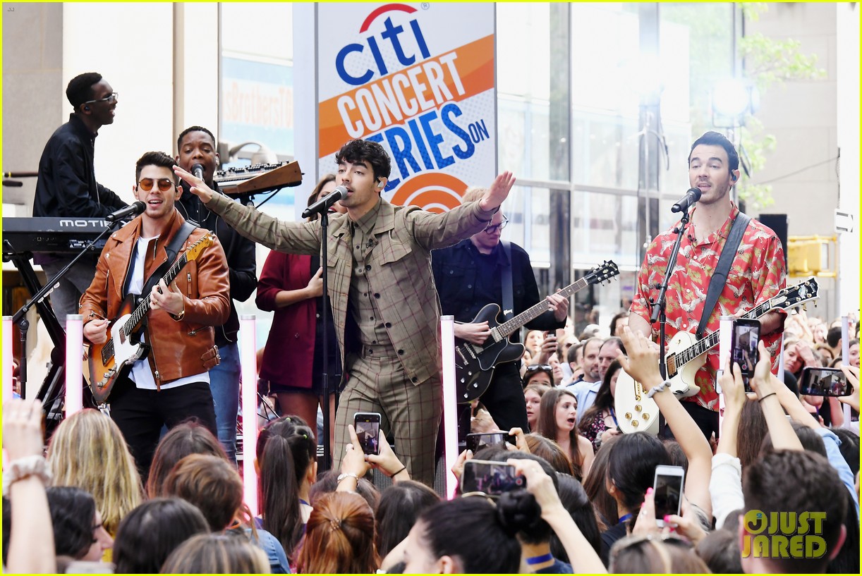 Jonas Brothers Perform 'Sucker' 'SOS' & More on 'Today' in NYC: Photo ...