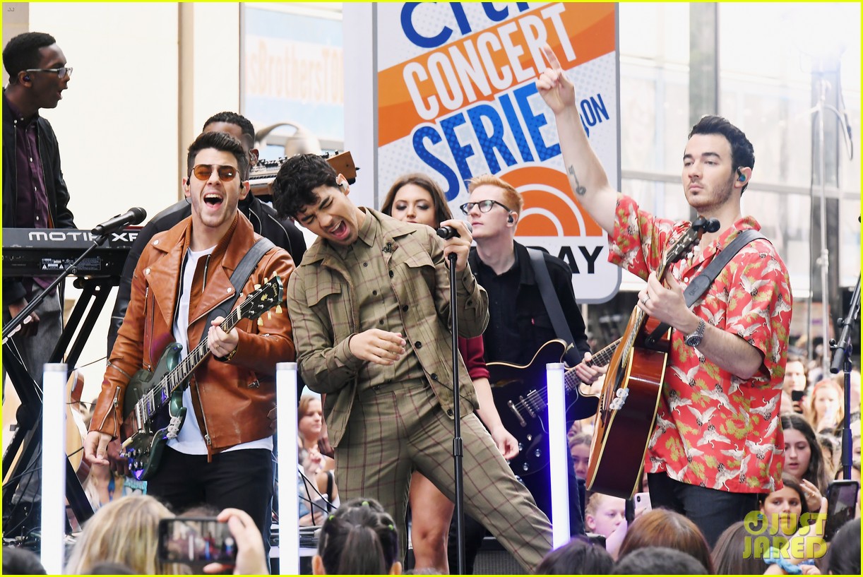 Jonas Brothers Perform 'Sucker' 'SOS' & More on 'Today' in NYC: Photo ...